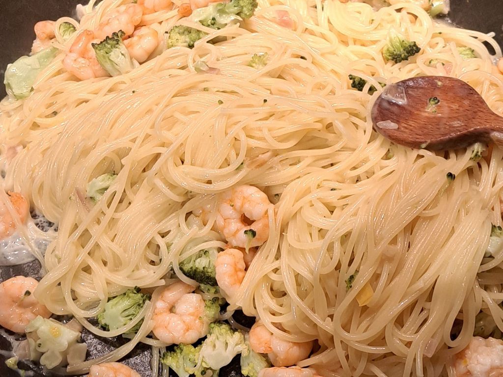 Linguini scampi (pâtes aux crevettes) : Recette de Linguini scampi ...