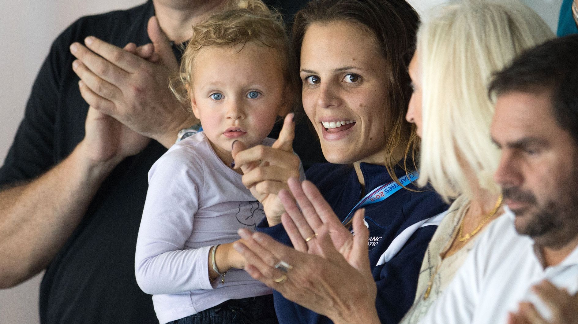 Laure et Manon Manaudou, supportrices infaillibles de Frédérick ...