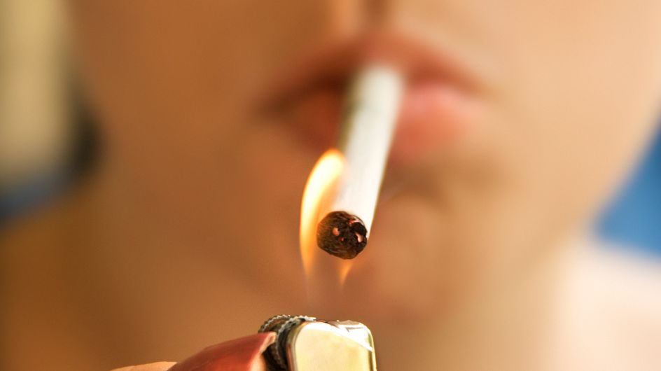Brûlée au visage à cause d'une cigarette après avoir utilisé de la laque