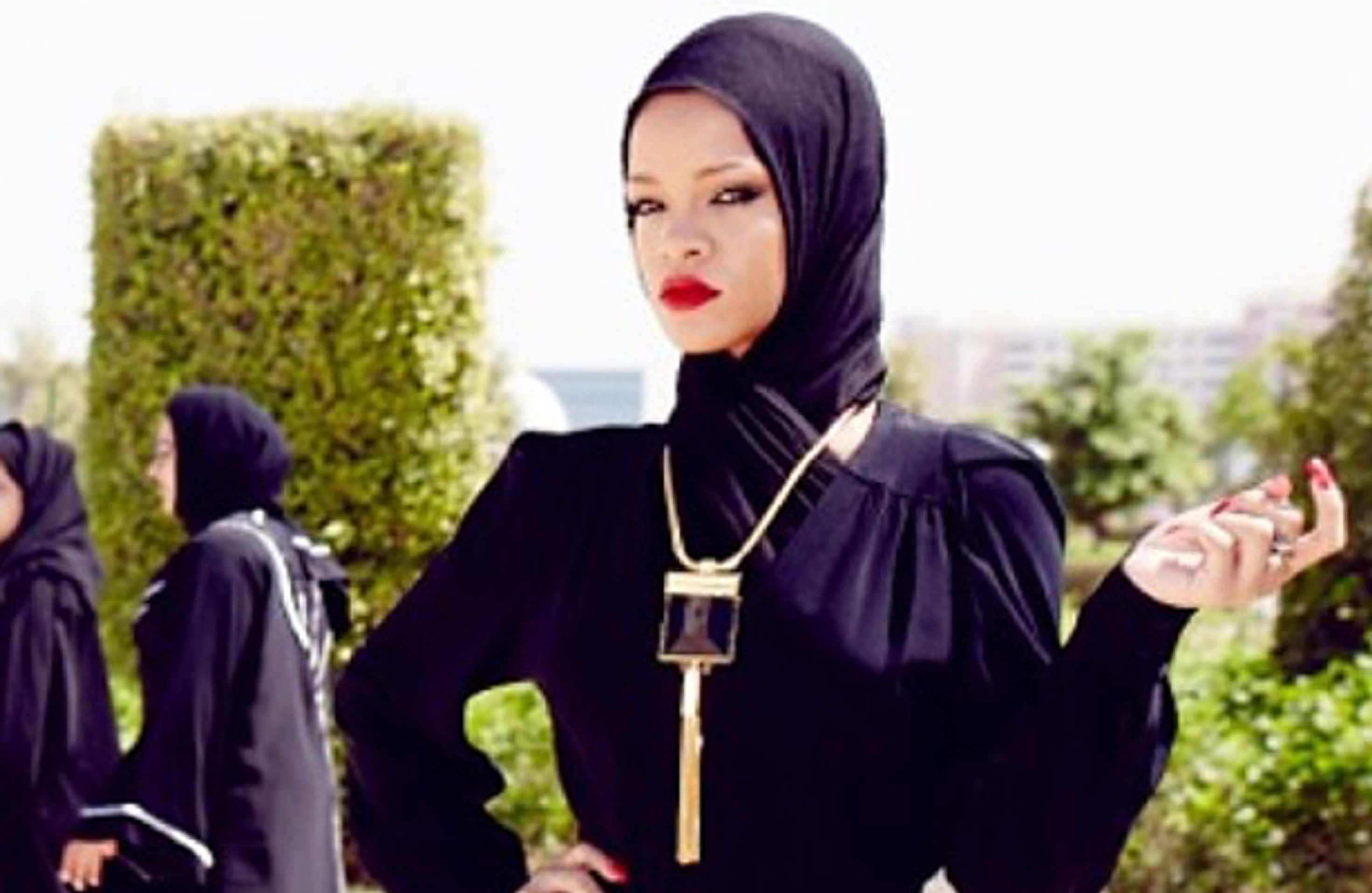 Rihanna covers up for Abu Dhabi mosque photo shoot but it doesn't go ...
