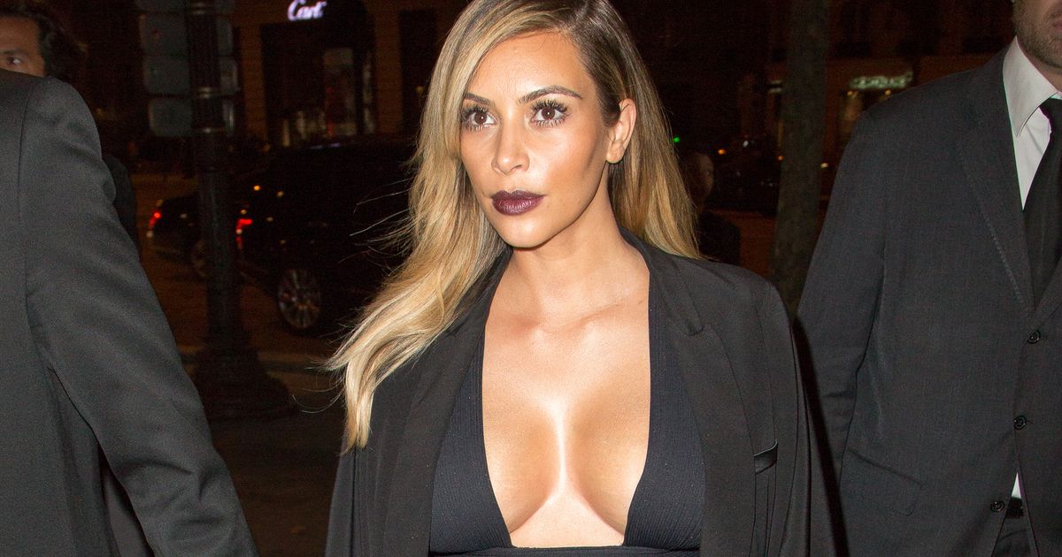 Kim Kardashian : Tous seins dehors pour son anniversaire (photos)