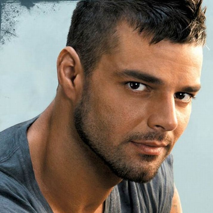 Ricky Martin en maillot exhibe son corps musclé pour la nouvelle année