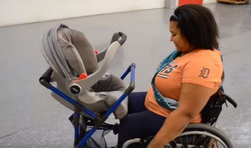 Son invention change la vie des parents en chaise roulante
