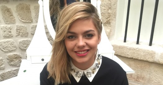 Célébrité, famille, cinéma… Les confidences de Louane (Vidéo exclu)