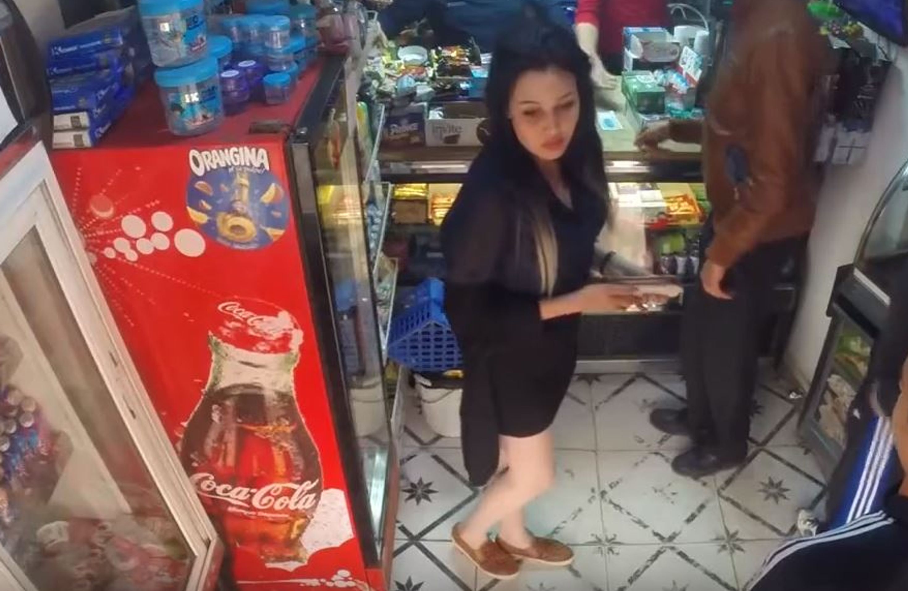 Une caméra cachée teste les Tunisiens face à une femme en jupe (Vidéo)