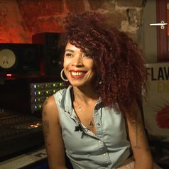 Les Souliers Rouges : Marc Lavoine dans le clip Je l'attendais (Exclu)