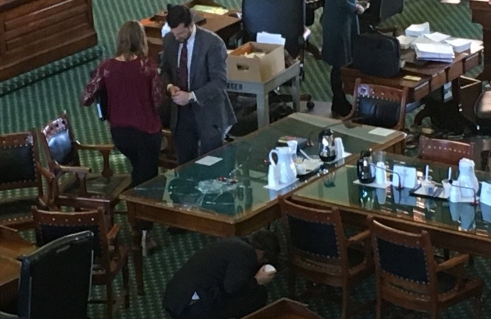 Avortement : En plein débat, un sénateur casse une table