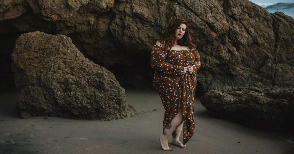 Un mannequin plus size pose nu pour casser les diktats de la beauté