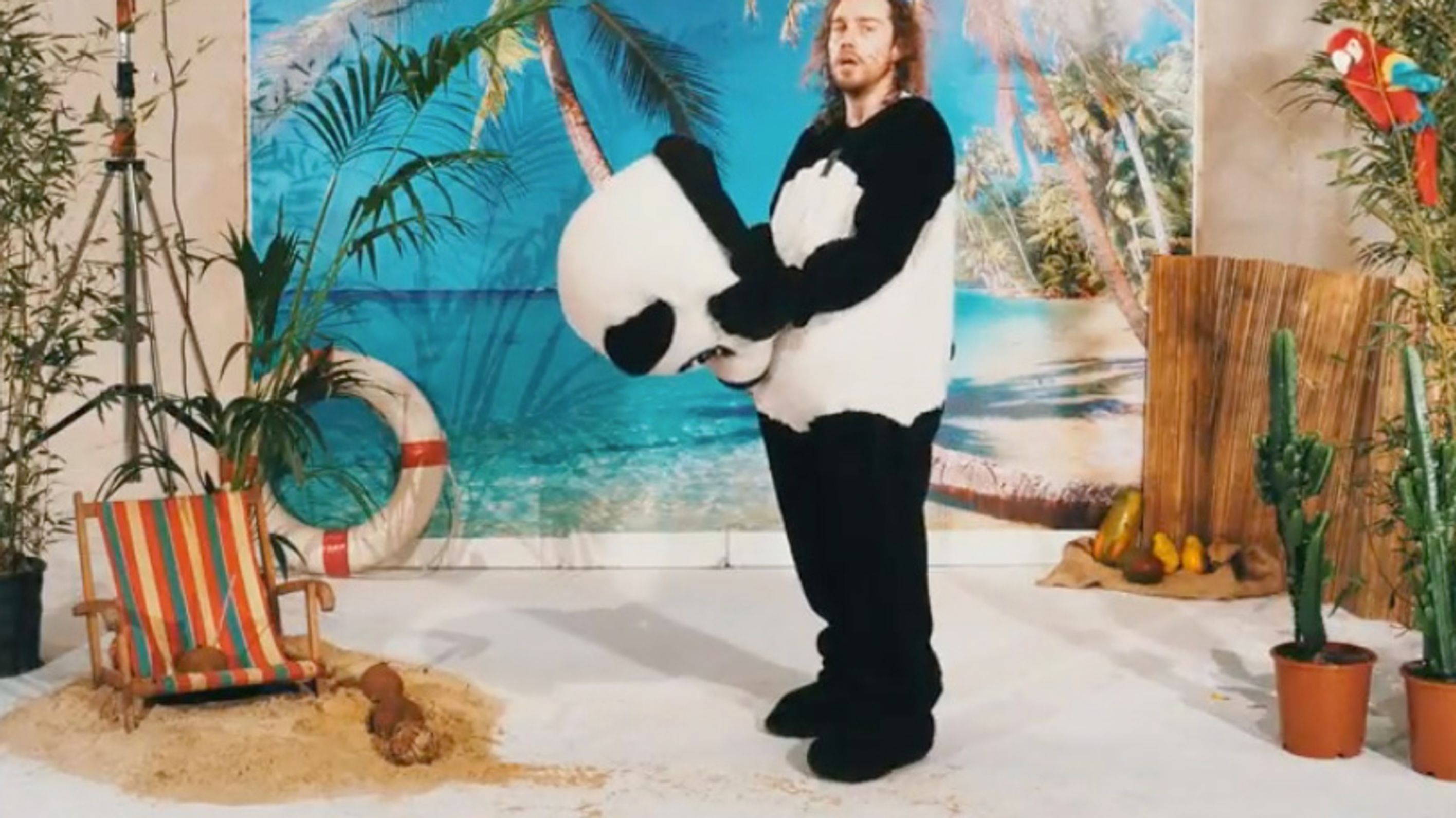 Julien Doré : Le clip de Coco Câline, cocktail de panda et karaoké