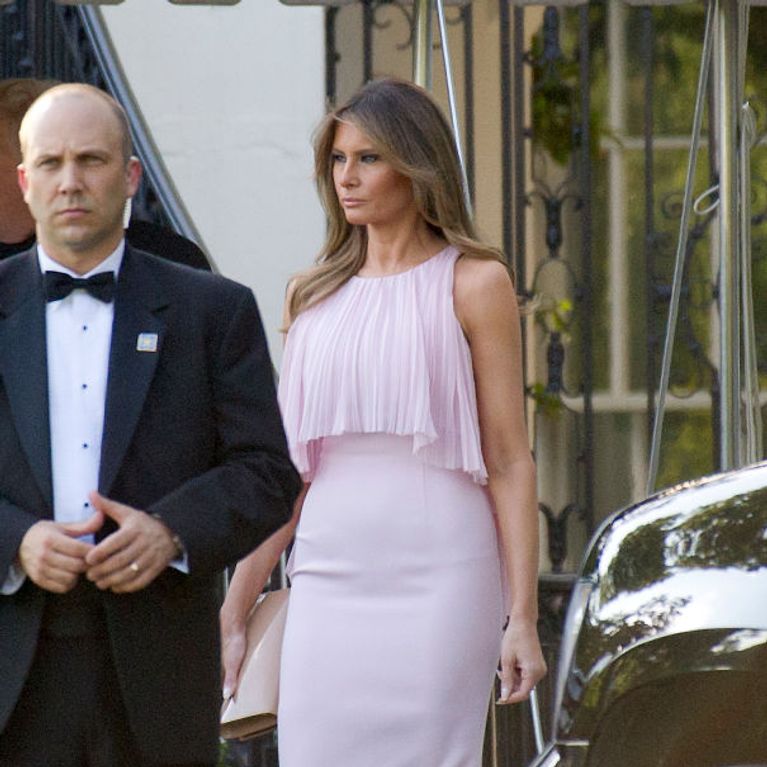 Melania Trump ravissante en robe rose pastel