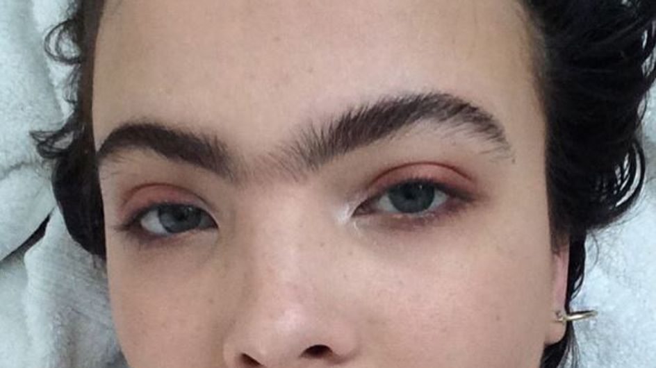 Surnommée Frida Khlo, ce mannequin fait de son mono-sourcil sa force