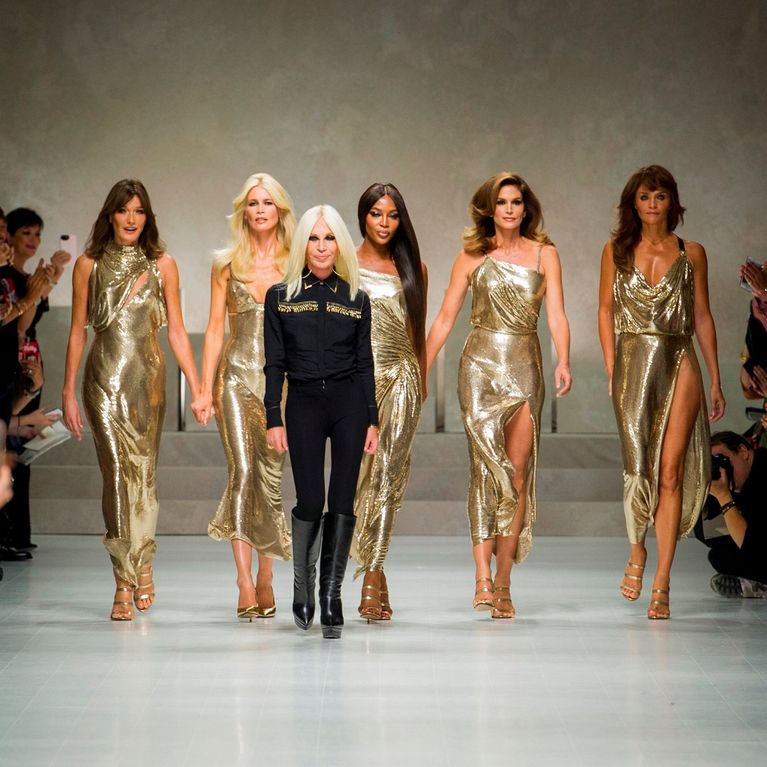 Sfilata di Versace: super-top in passerella alla Milano Fashion Week