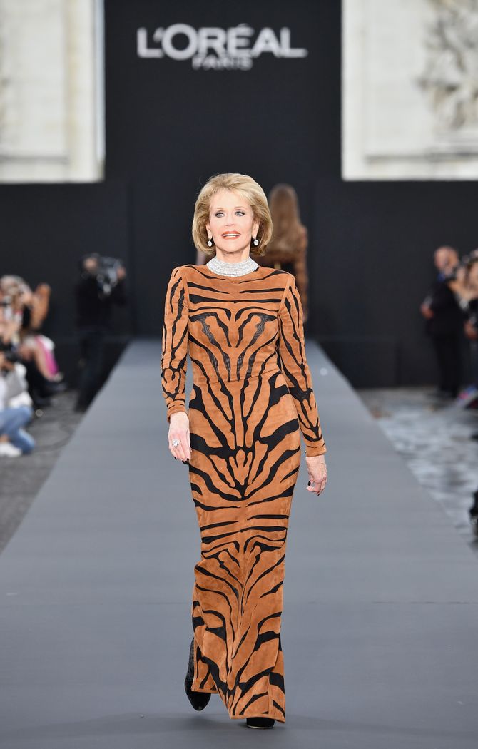 Jane Fonda en robe de tigresse à 80 ans au défilé L'Oréal Paris