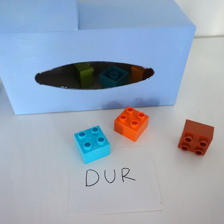 Activité sensorielle : les boîtes à toucher pour mon Loulou