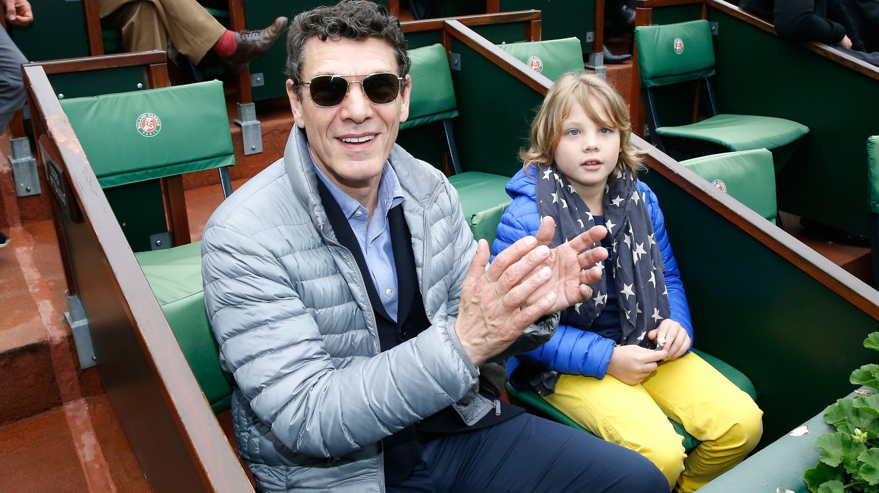Roman, le fils de Marc Lavoine s'amuse à Roland-Garros