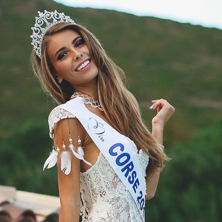 Miss Univers 2018 : Eva Colas dévoile sa tenue en hommage aux Bleus