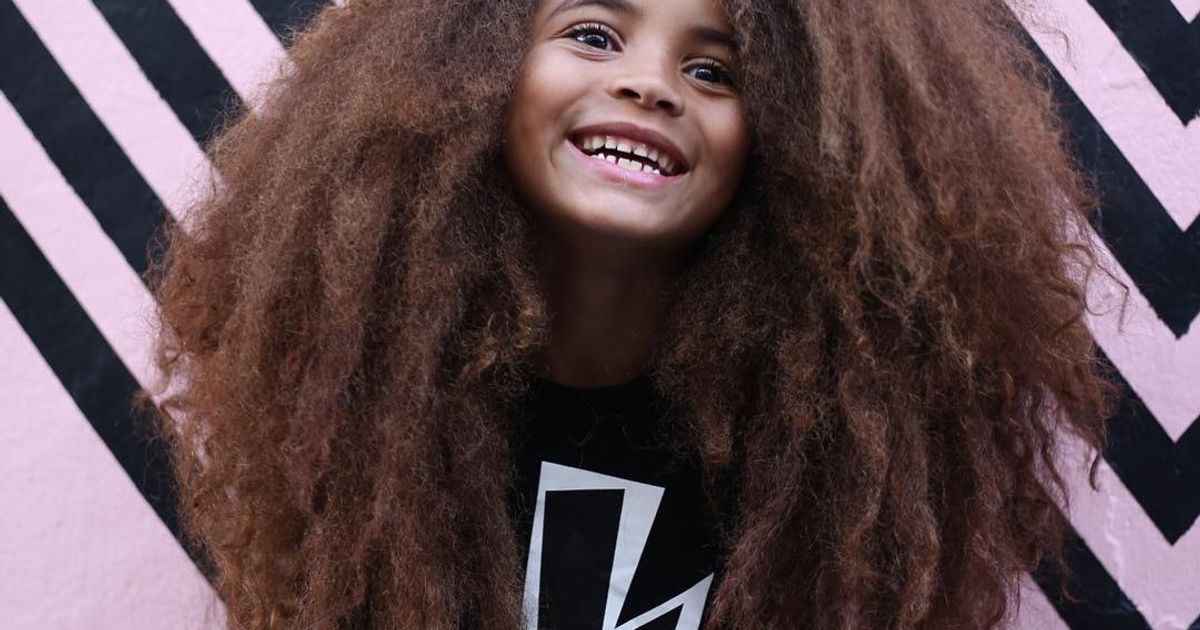 Avec son incroyable chevelure, ce petit garçon appelle à l'acceptation