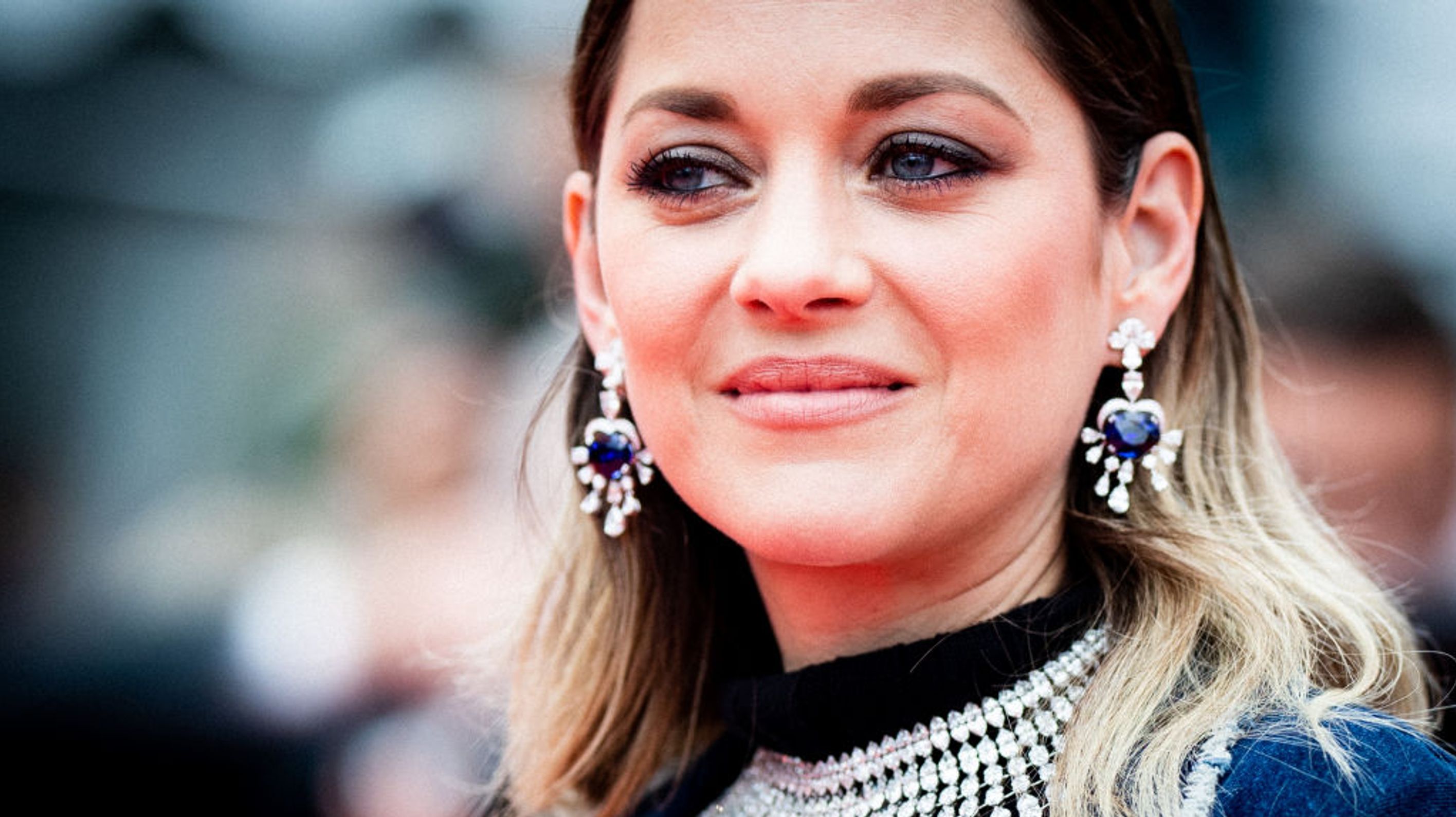 Marion Cotillard sublime en crop top et mini short sur le tapis rouge