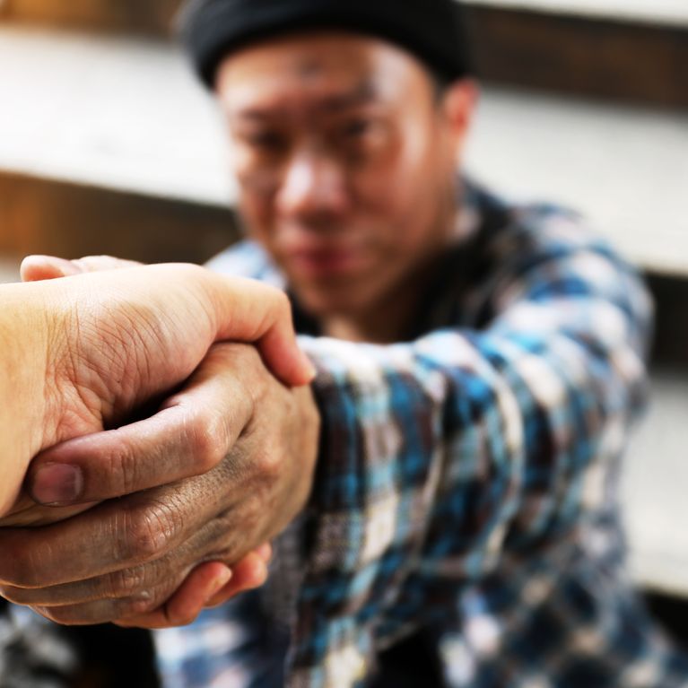 56% des Français affirment qu’aider quelqu’un dans le besoin les rend ...
