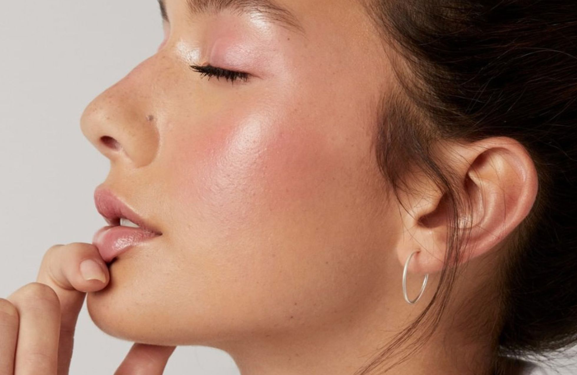 Dolphin skin : la tendance maquillage qui fait des émules