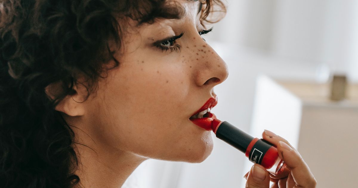 La méthode infaillible pour bien appliquer son rouge à lèvres
