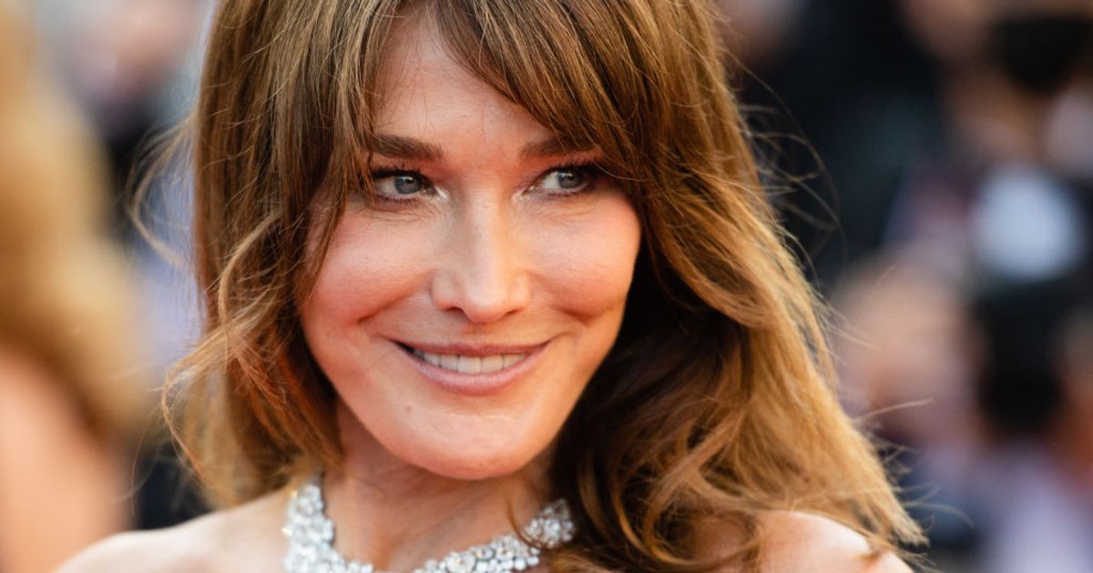 Carla Bruni éblouissante au défilé Balmain dans une robe à perles