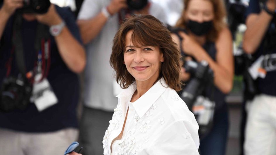 Frange rideau : comment bien la porter avec un visage rond