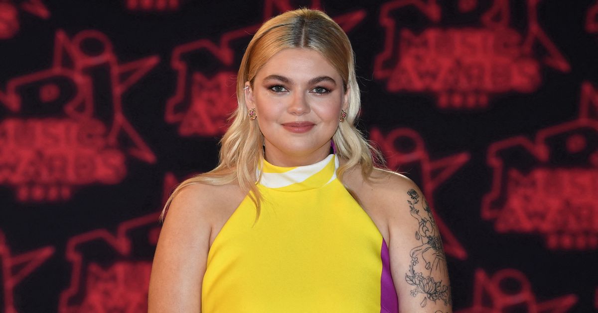 Louane renversante avec un maquillage effet pin-up