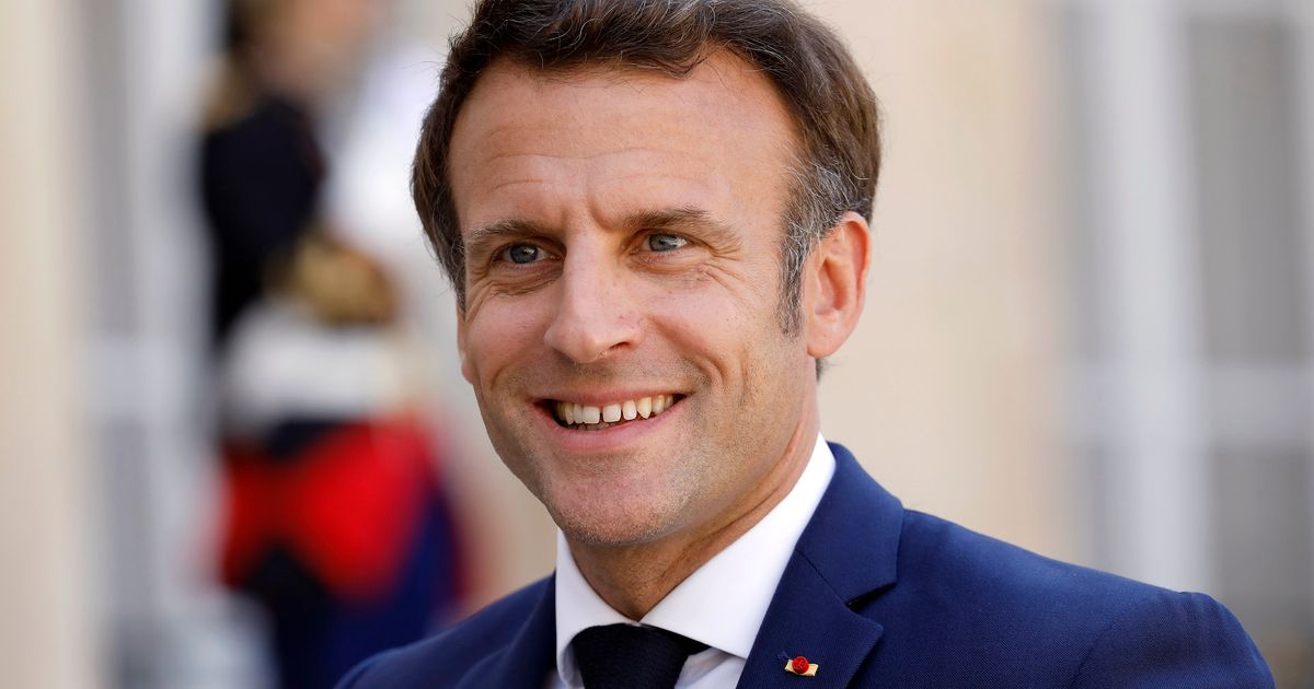 VIDEO. Emmanuel Macron pousse la chansonnette : béret et chant ... VIDEO. Emmanuel Macron pousse la chansonnette : béret et chant ...