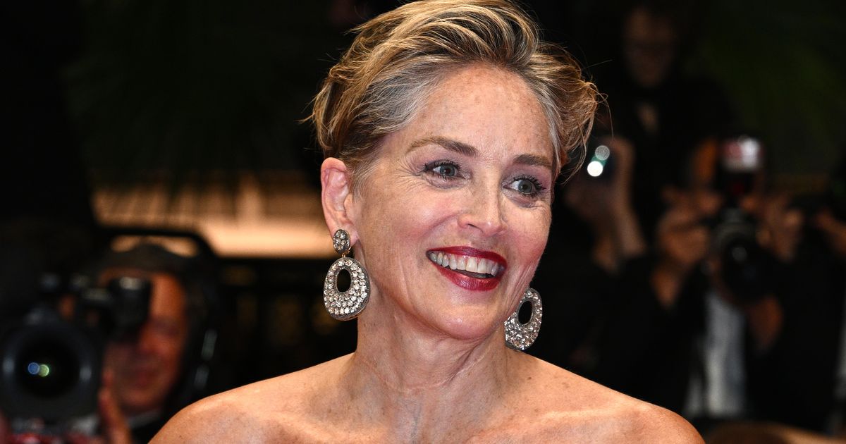 Sharon Stone : elle adopte la tendance sexy de l’underboob à 64 ans