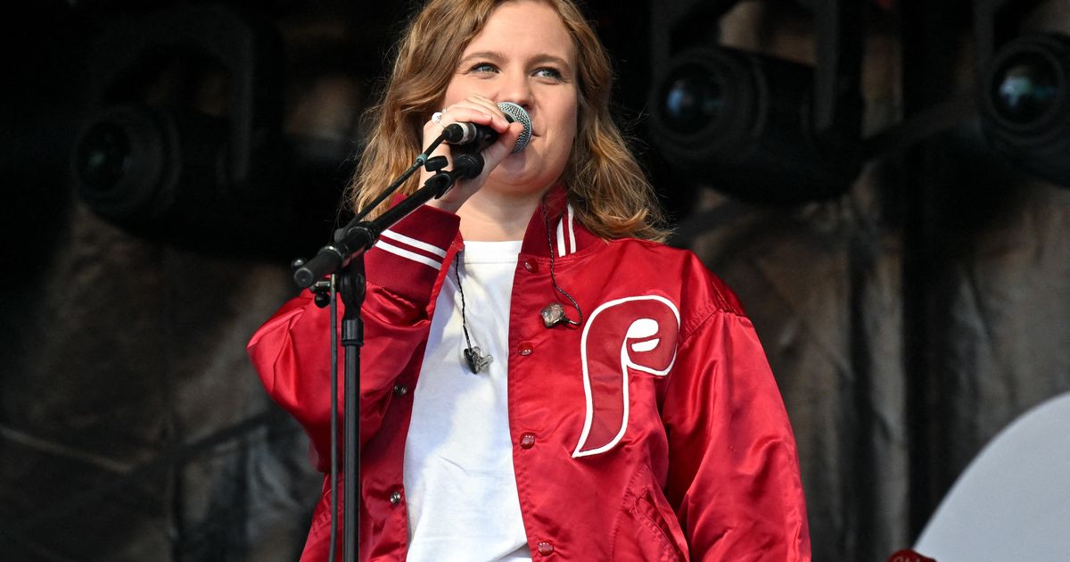 Emma Peters : de nouveau sur le devant de la scène avec la sortie de ...