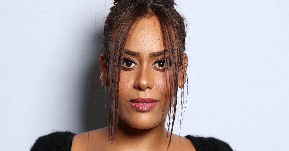 PHOTO. Amel Bent, ultra-sexy en brassière avec une nouvelle coloration