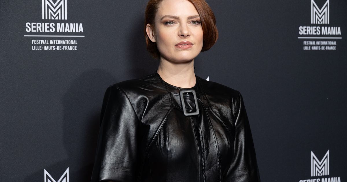 Élodie Frégé : la chanteuse sexy et élégante en total look cuir