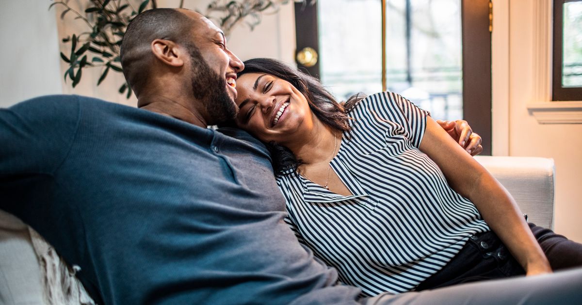 Couple : attention, votre position sur le canapé en dit très long sur ...