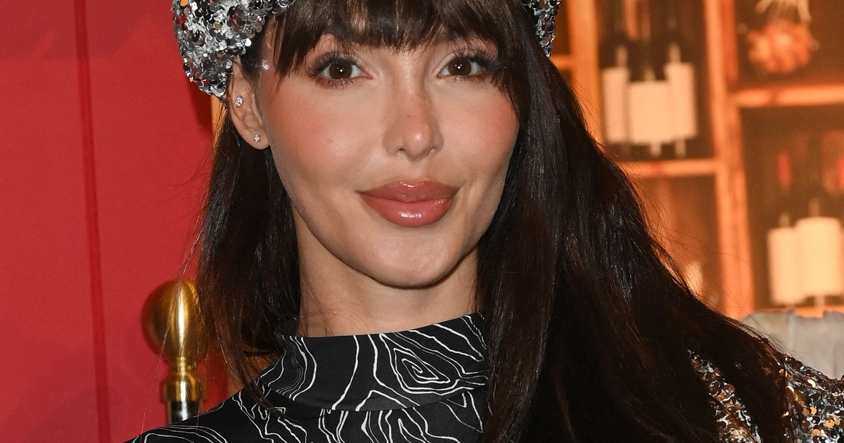 Nabilla stupéfiante au soleil dans une robe moulante et dos nu