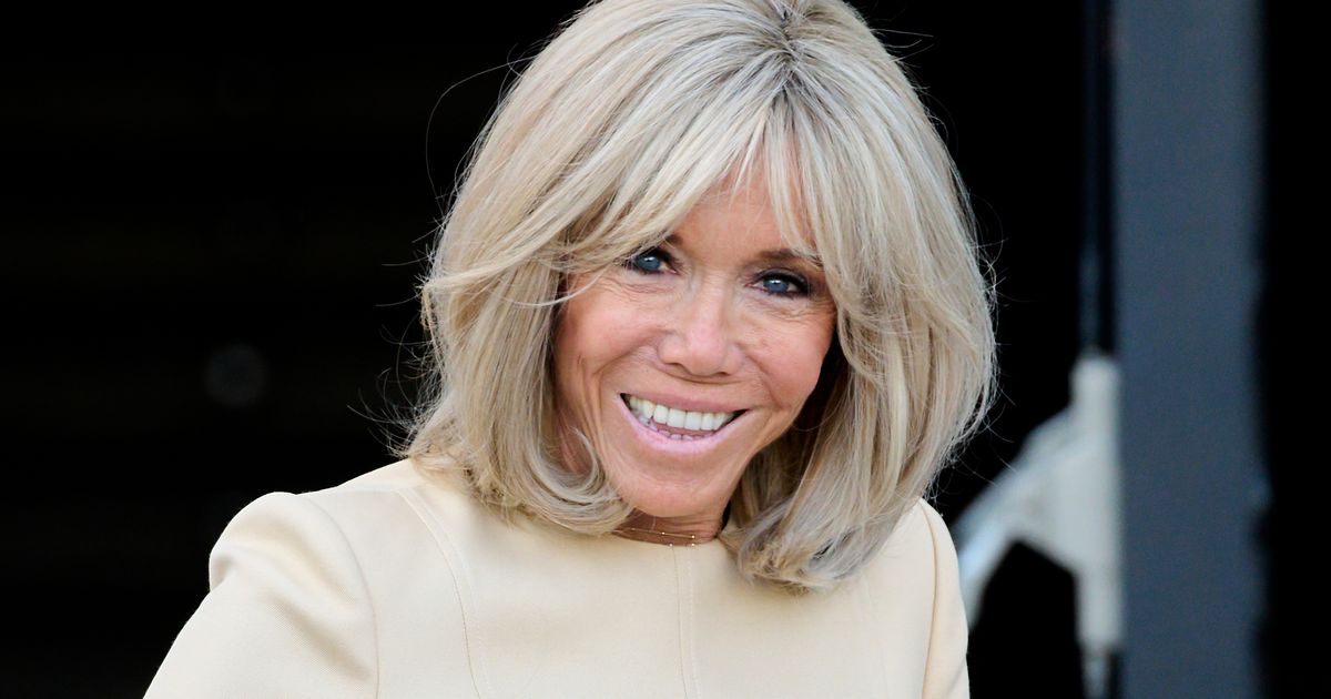 Brigitte Macron : cheveux wavy et frange courte
