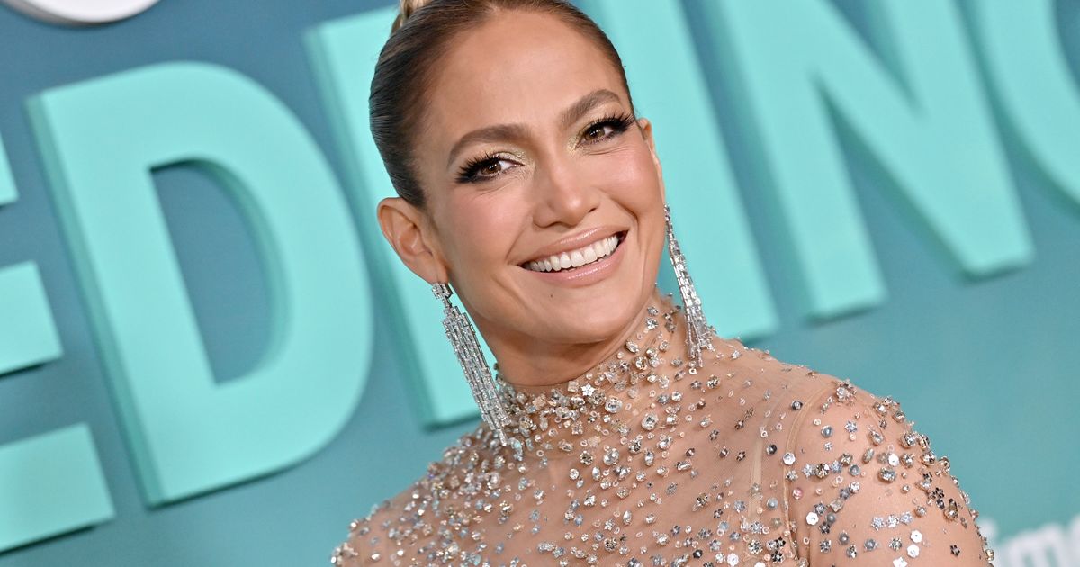 PHOTO. Jennifer Lopez dans une robe (très) échancrée, elle dévoile ses jambes interminables