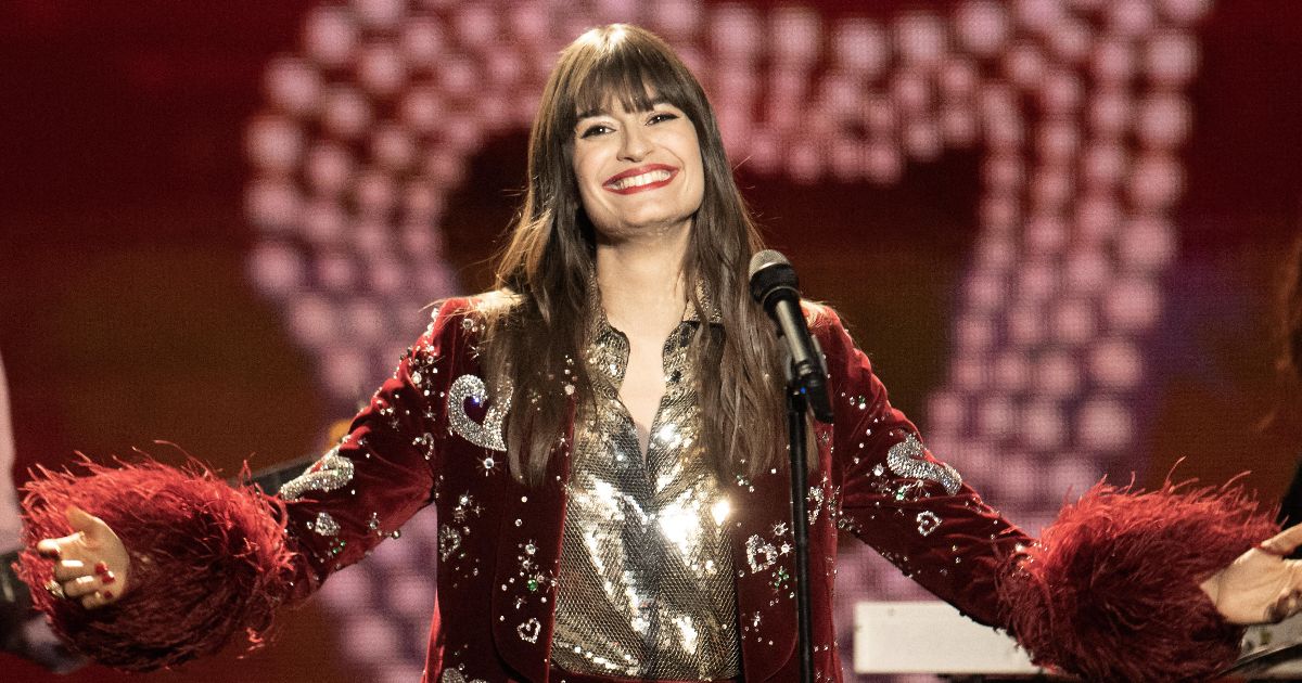 Clara Luciani enceinte : la chanteuse fait une révélation inattendue et dévoile son ventre arrondi
