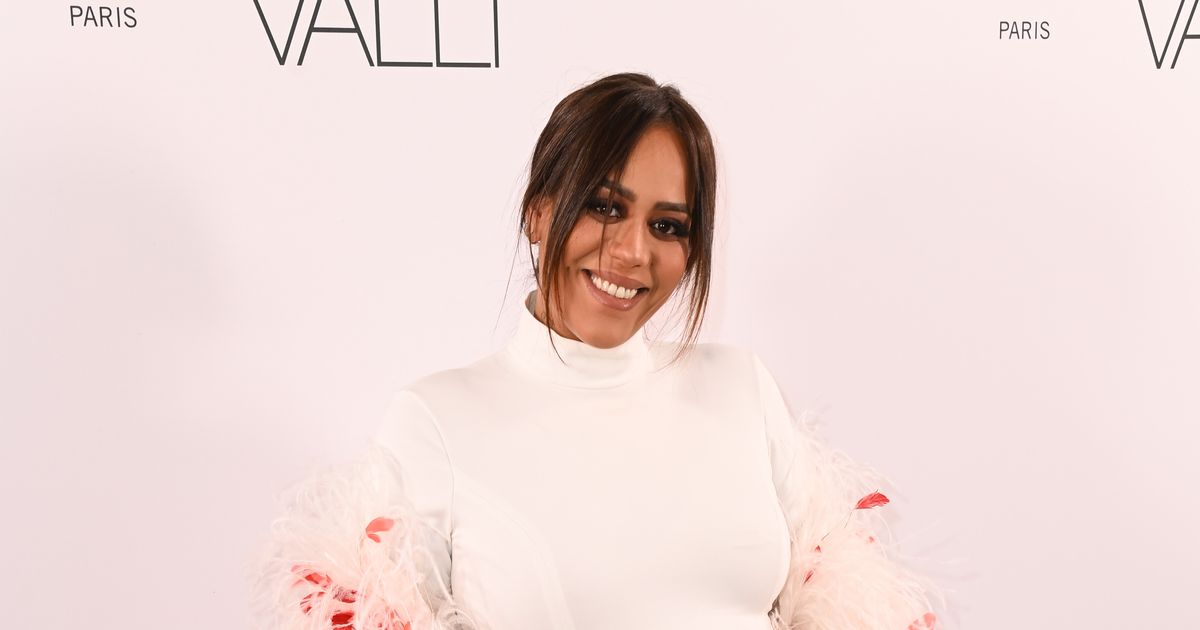 Amel Bent : apparition surprise dans une série Netflix en corset d’époque