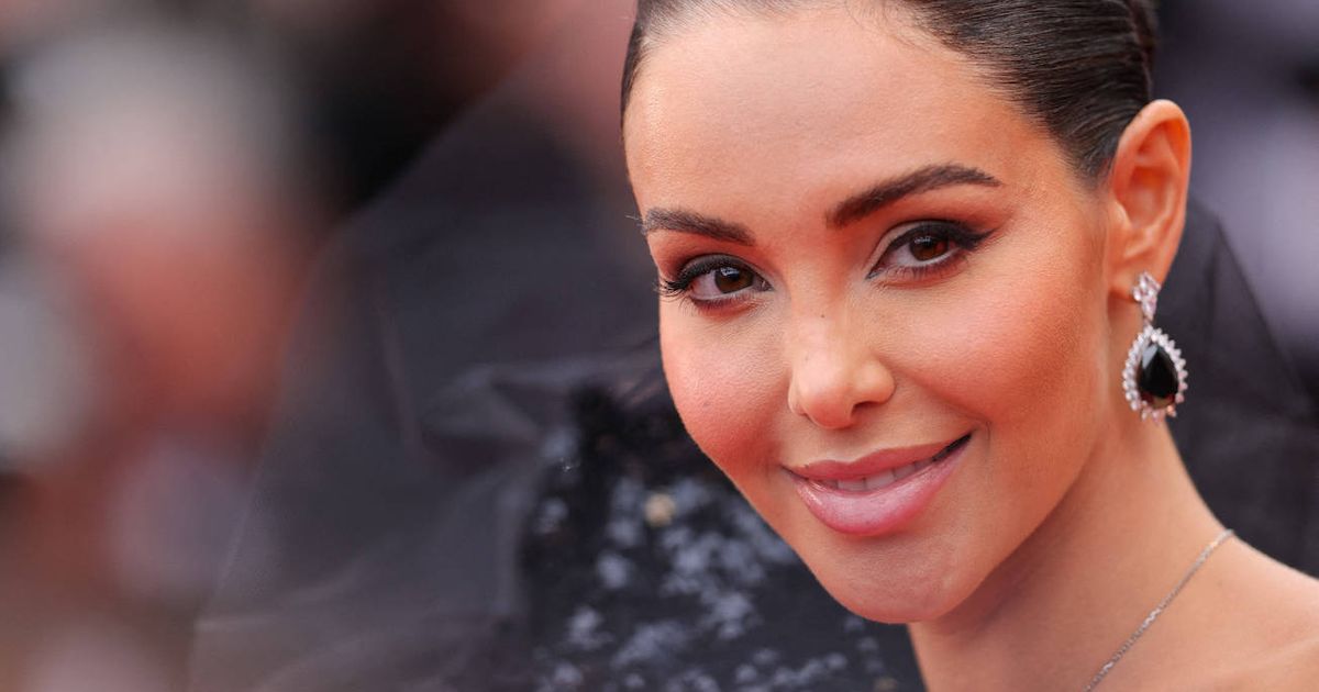 Cannes 2023 : Nabilla enflamme le tapis rouge avec un décolleté XXL