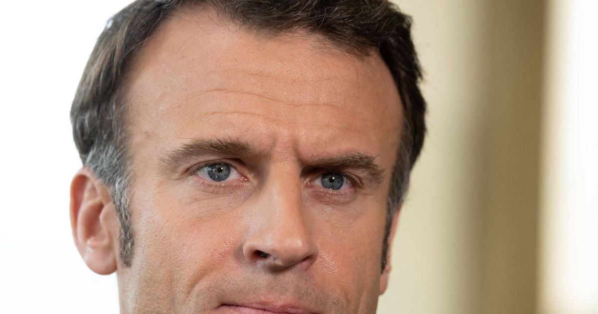 Emmanuel Macron : en polo blanc moulant, les muscles saillants, cette ...