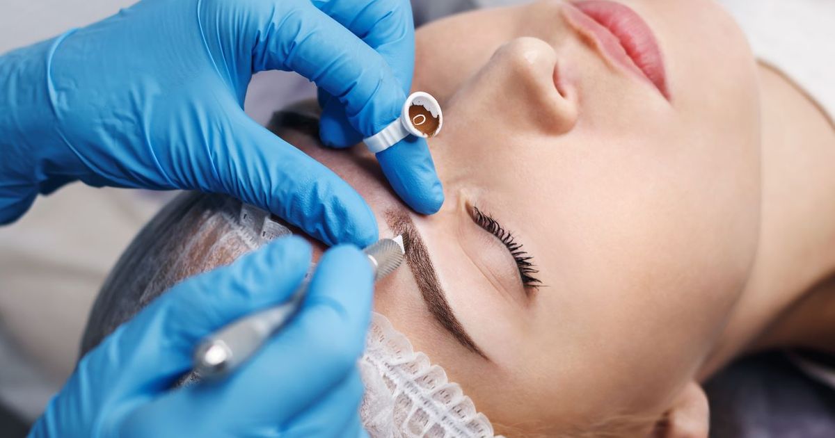 Son microblading est un échec : elle se retrouve avec quatre sourcils ...