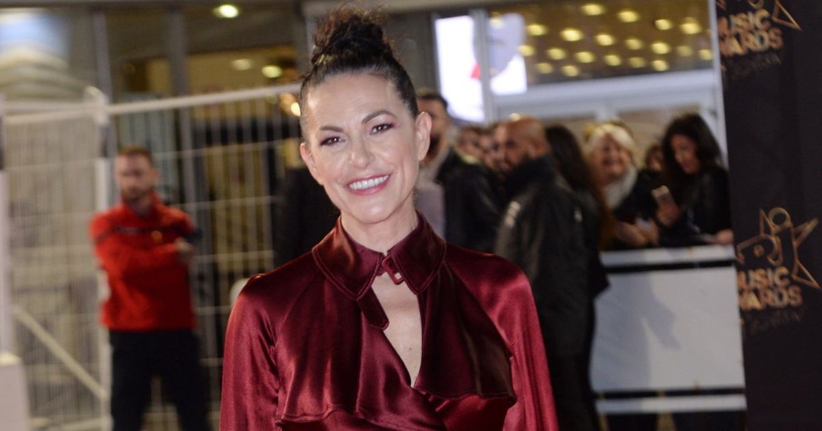 Lio : coupe courte et cheveux gris, elle change radicalement de look