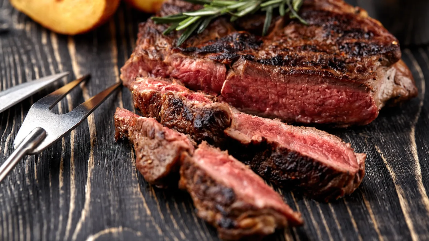 Combien de temps faut-il vraiment cuire son steak pour qu'il soit bleu ...