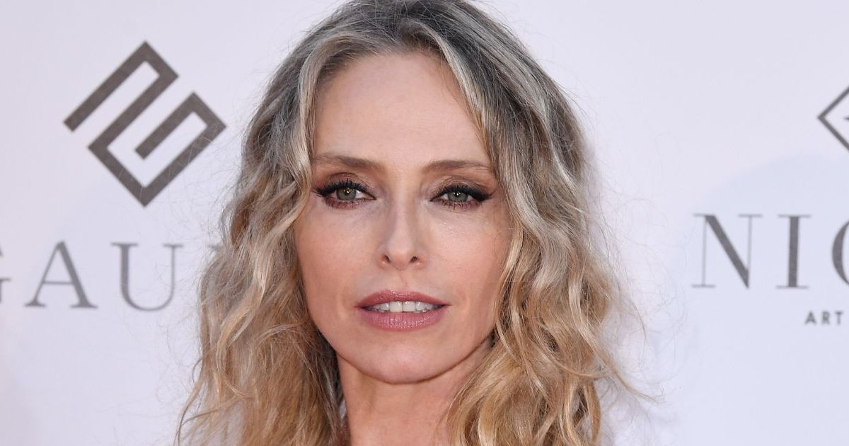 Tonya Kinzinger sublime au naturel, elle assume ses racines ...