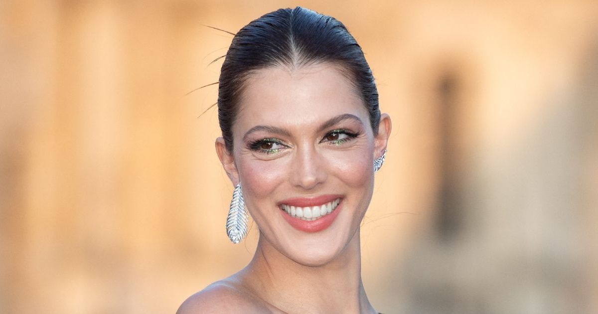 Iris Mittenaere métamorphosée : les cheveux roux au carré, elle copie ...