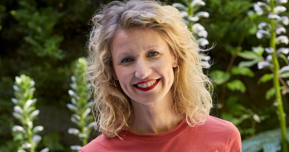 Alexandra Lamy méconnaissable avec une coupe mulet et les cheveux noirs ...