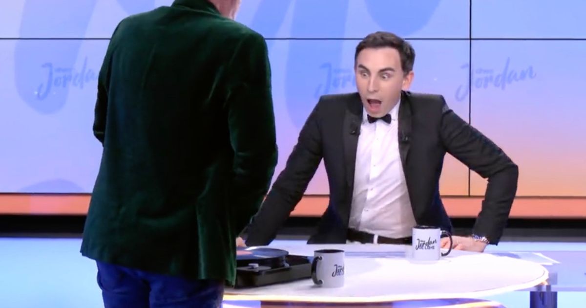 Le DJ Philippe Corti mixe avec son engin en direct sur C8, une scène ...