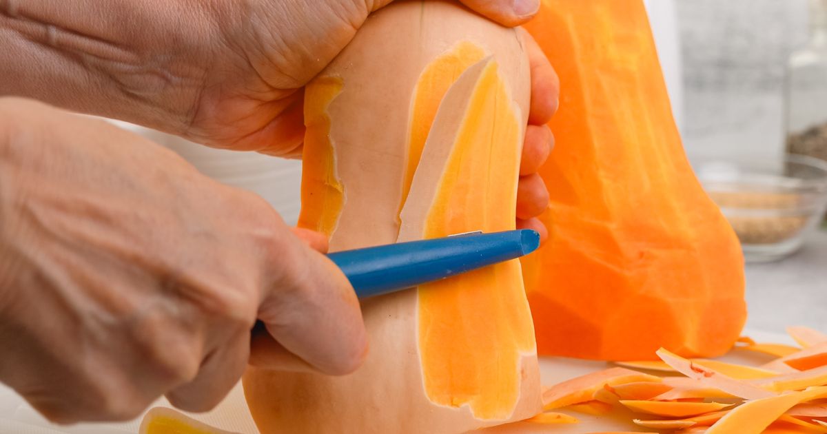 Peler une butternut n'a jamais été aussi facile grâce à cette technique