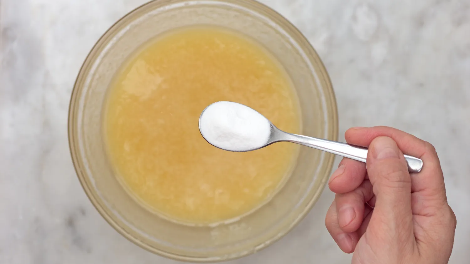 Levure chimique : faites ce test tout simple pour savoir si elle est ...